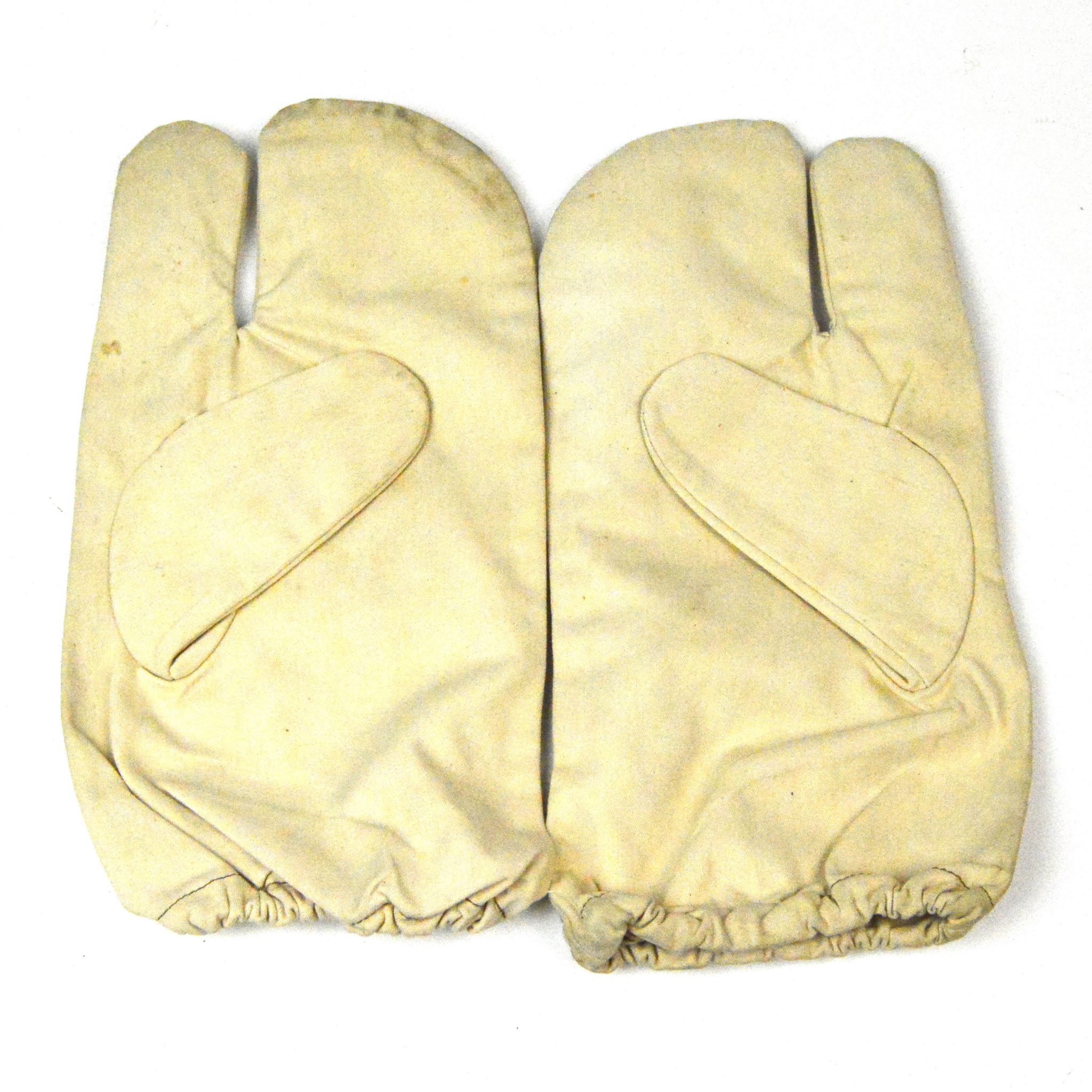 WW2 British Royal Navy Anti-Flash Mittens - Jeremy Tenniswood Militaria