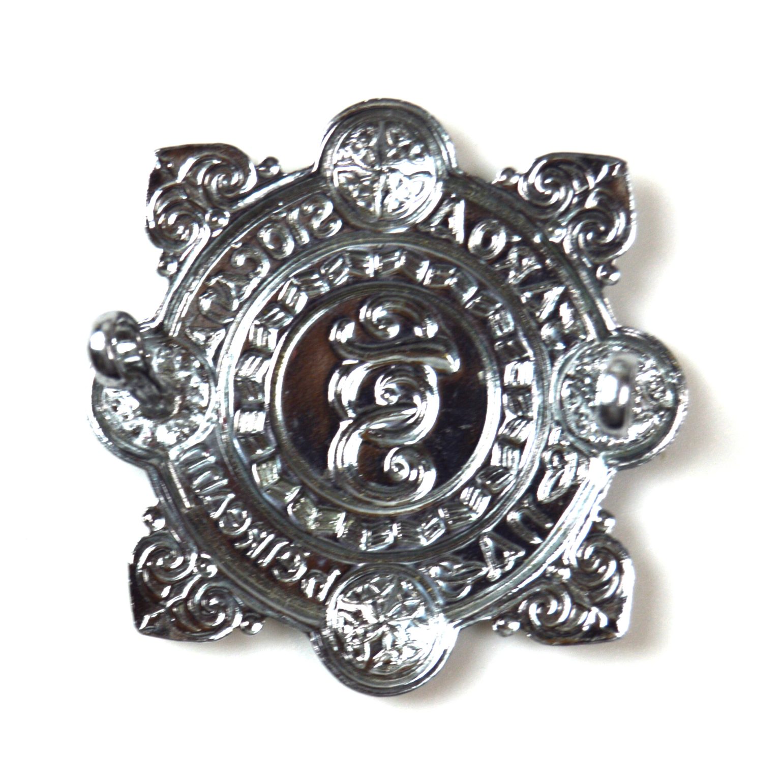 Garda Siochana (Irish Police) Chrome Cap Badge | Militaria.co.uk